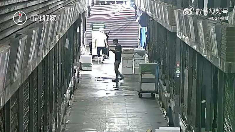 【 两男子在全国菜市场偷换二维码行窃 】顾客明明扫了码,摊主却没有...