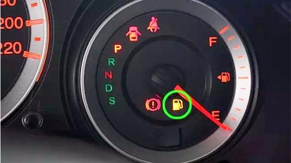 汽车油表灯亮了,怎么才能最省油开到加油站?