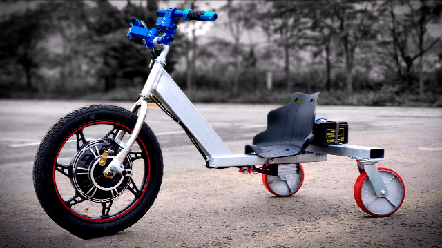 垃圾堆捡到报废自行车,改造成电动三轮车,漂移都没问题