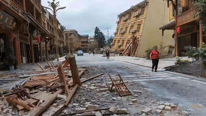 四川泸定县地震!行车记录仪拍下恐怖画面,楼梯被晃斜,行道树疯狂摇摆!