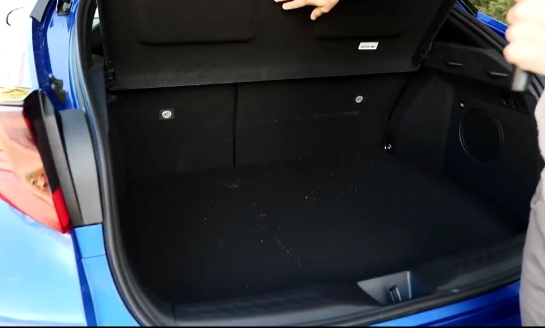 而大尺寸液晶中控屏,则搭载丰田全新HMI人机交互系统