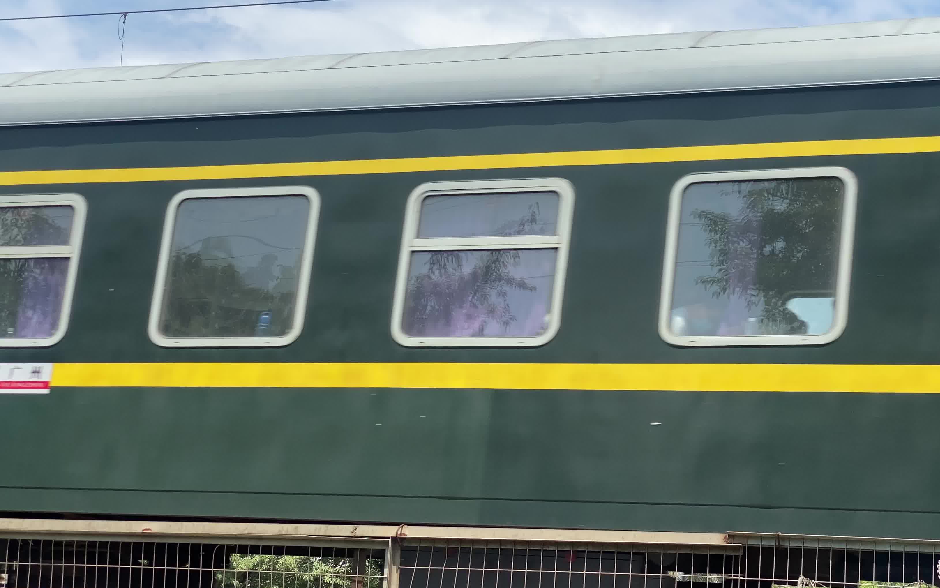 和谐红色电力机车牵引银川到广州K1295次火车超高速通过广东省清远...