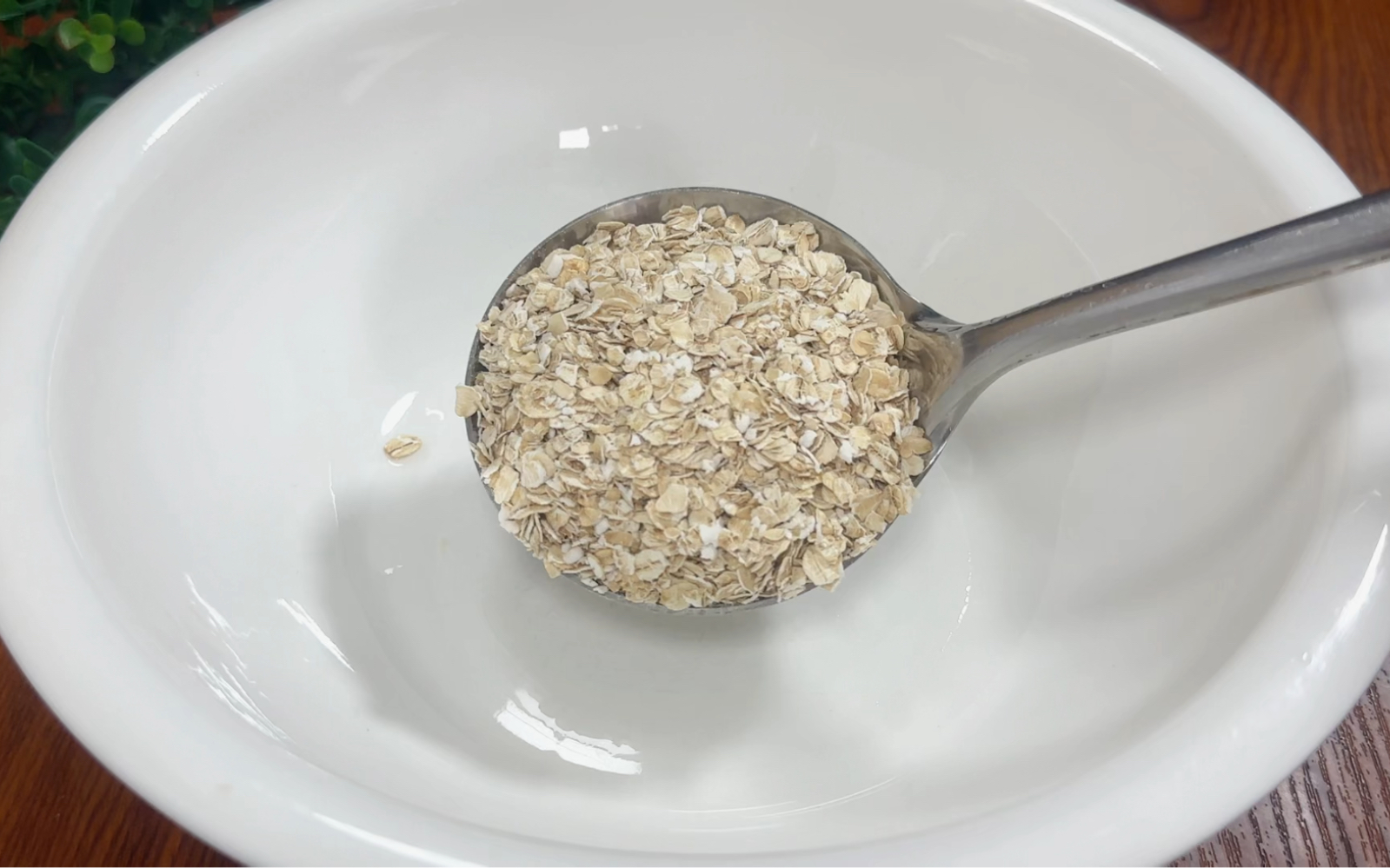 一勺燕麦片加大半勺荞麦面,用滚烫的开水烫一烫,出锅后非常美味