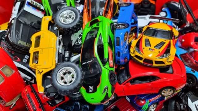 金属跑车 敞篷车和皮卡车玩具模型展示