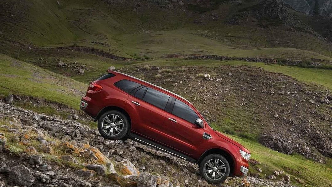 自动挡车在下坡时应该怎么操作?老司机:挂D档踩刹车真的很危险