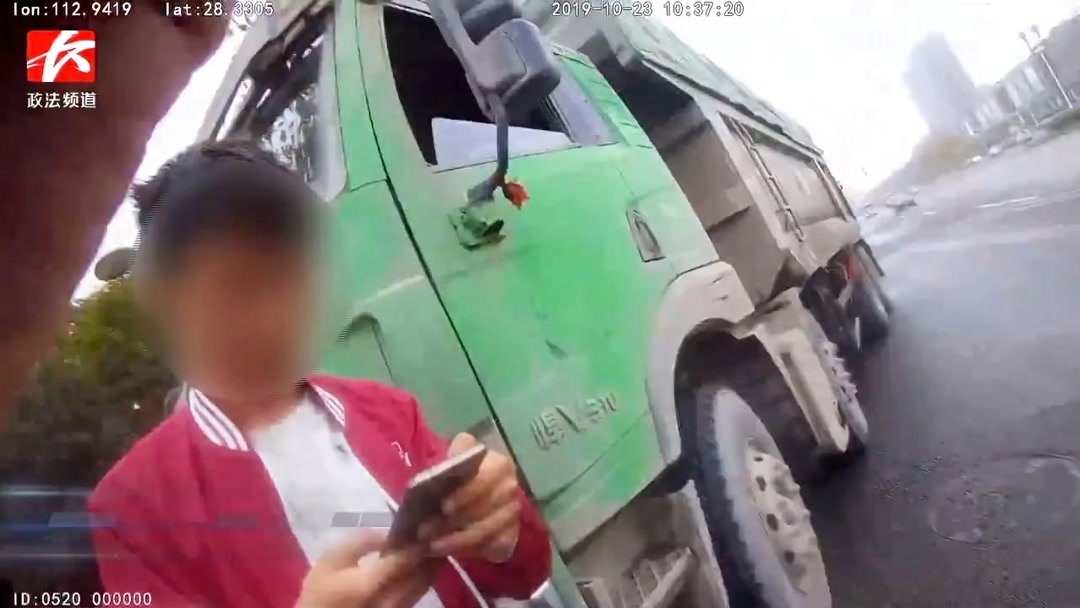 花1200办假证,大货车司机上路营运,执法人员现场识破