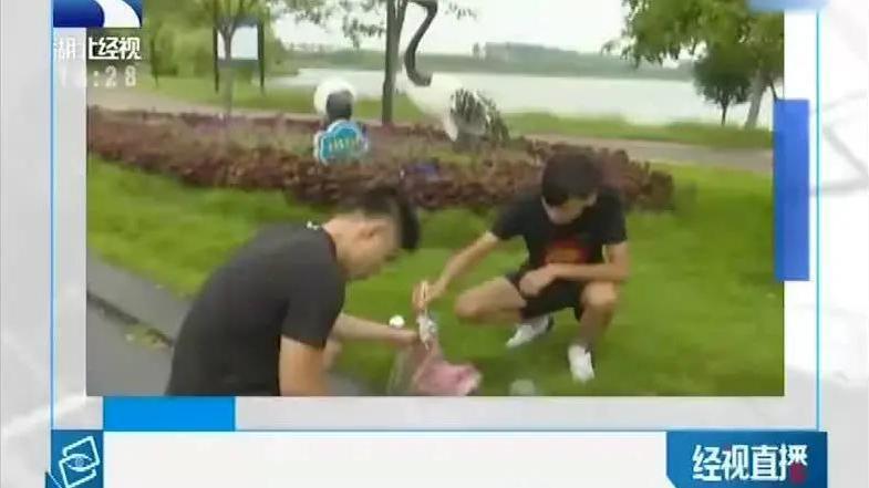 "环保少年"用实际行动保护环境