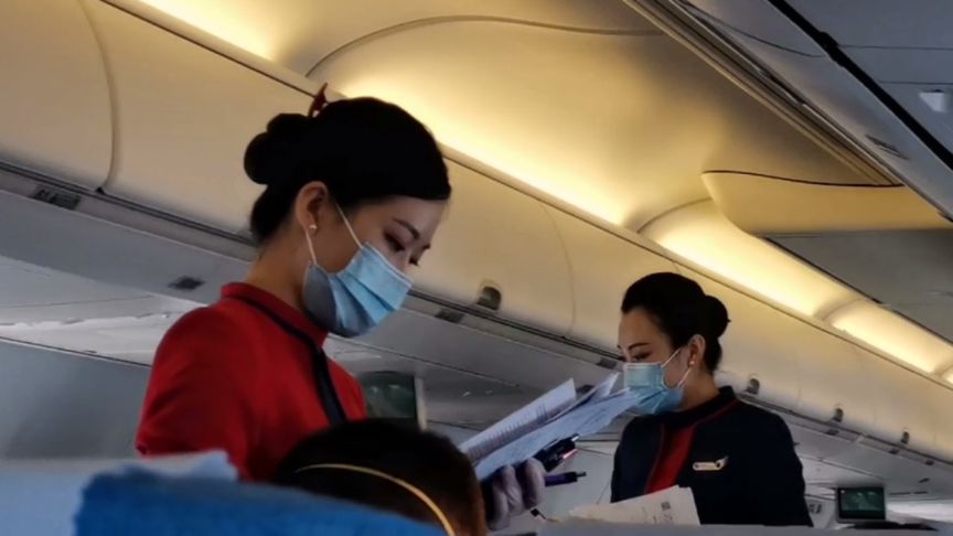 疫情期间乘坐飞机,需填写健康登记表和测体温,美女空姐忙前忙后