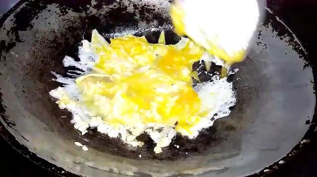 大厨现场做,鸡蛋炒米饭,做法不一样,味道应该更是好吃