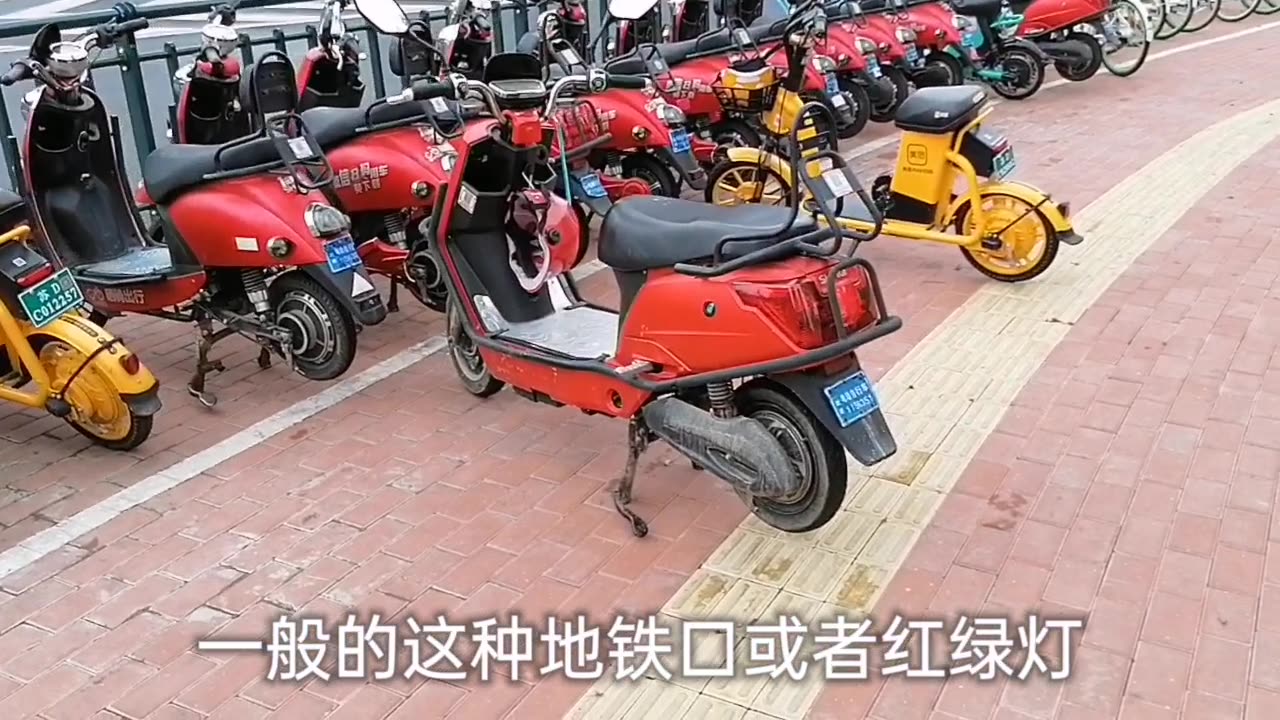 想骑个共享电动车,头盔一看被偷了好多,啥素质啊?