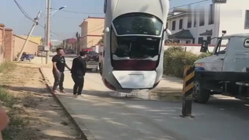 行车记录仪:城市公子哥把跑车开沟里去了,现在请吊车挂起来,控干水分!