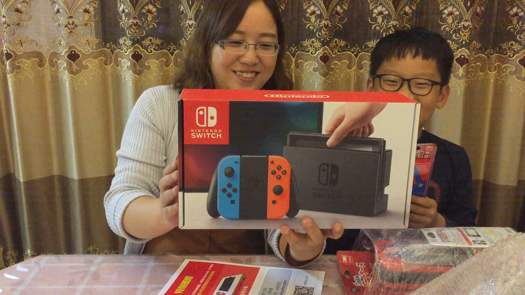 拆箱收到“任天堂游戏机”,小轩玩的不亦乐乎,轩妈表示看不懂
