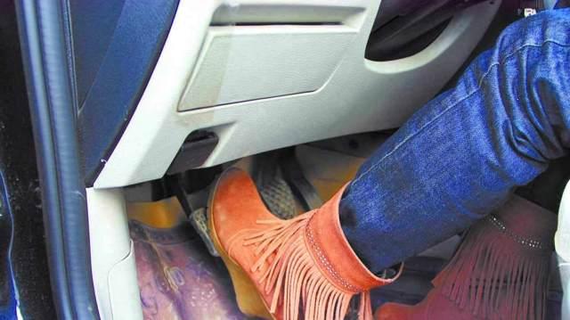 手动挡汽车,只有这些时候才能踩离合,新手可别搞错了