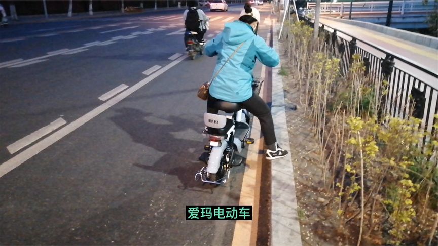 吃过晚饭后,陪媳妇儿去试试新买的电动车,花了2000多,贵吗?