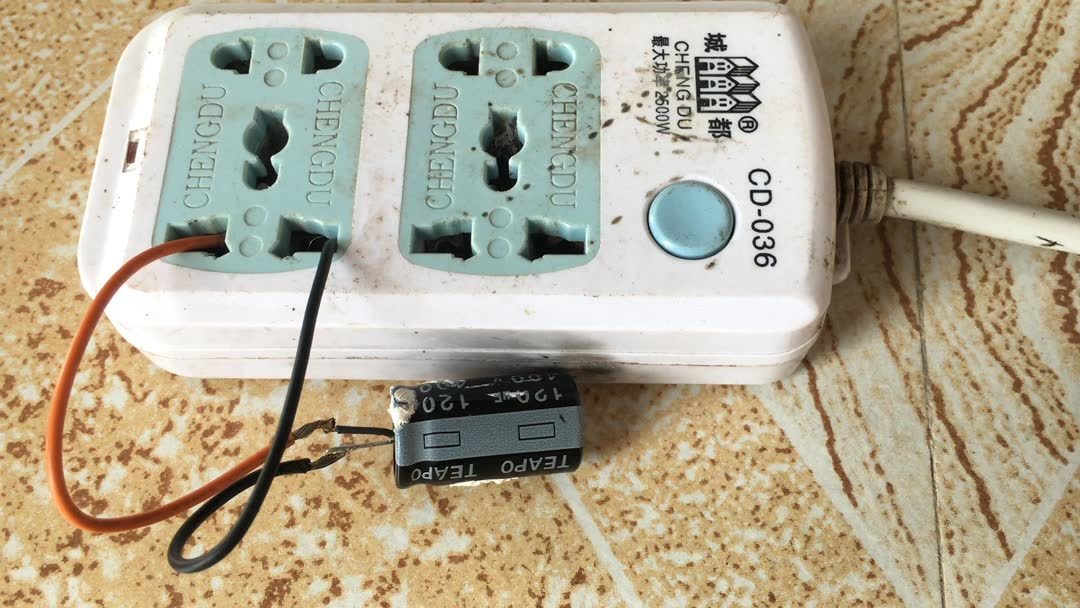 当电解电容接在220v排插上,会发生什么呢?