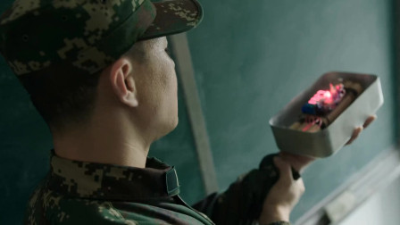 新兵手捧定时炸弹倒计时分秒临近,“拆不了就地把我埋了”,豪迈