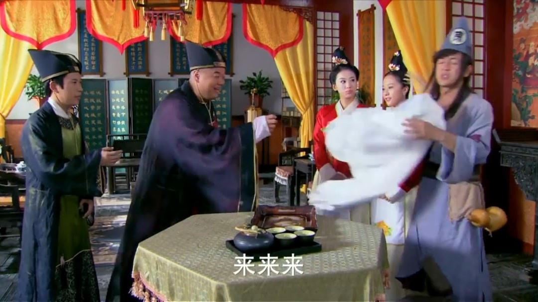 高公公强忍着挠痒痒,最后还是没忍住,赌输了要喝济颠的洗脚水