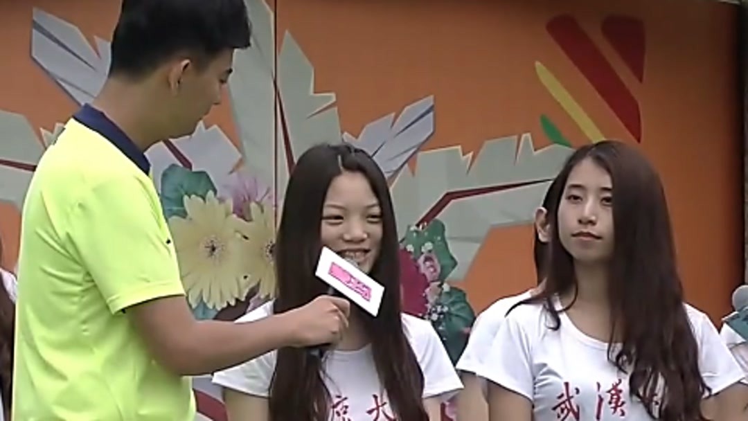 美女介绍自己的学校 母校殊荣很多