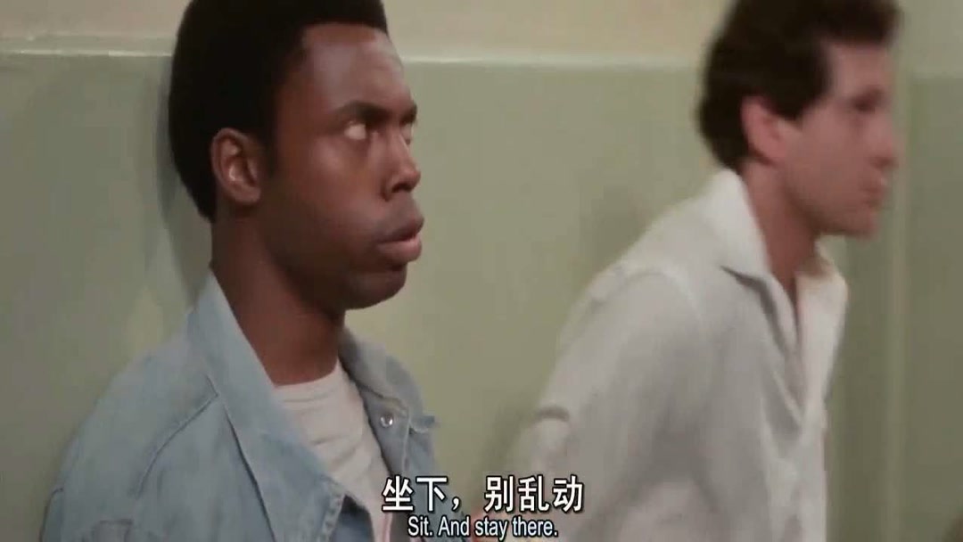 小伙口技了得,用嘴模仿机枪的声音,把警察们吓了一跳!