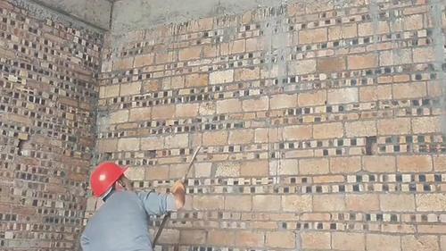 模板越旧越粘不好拆,民工师傅小心翼翼的拆除,对得起五百一天的工钱