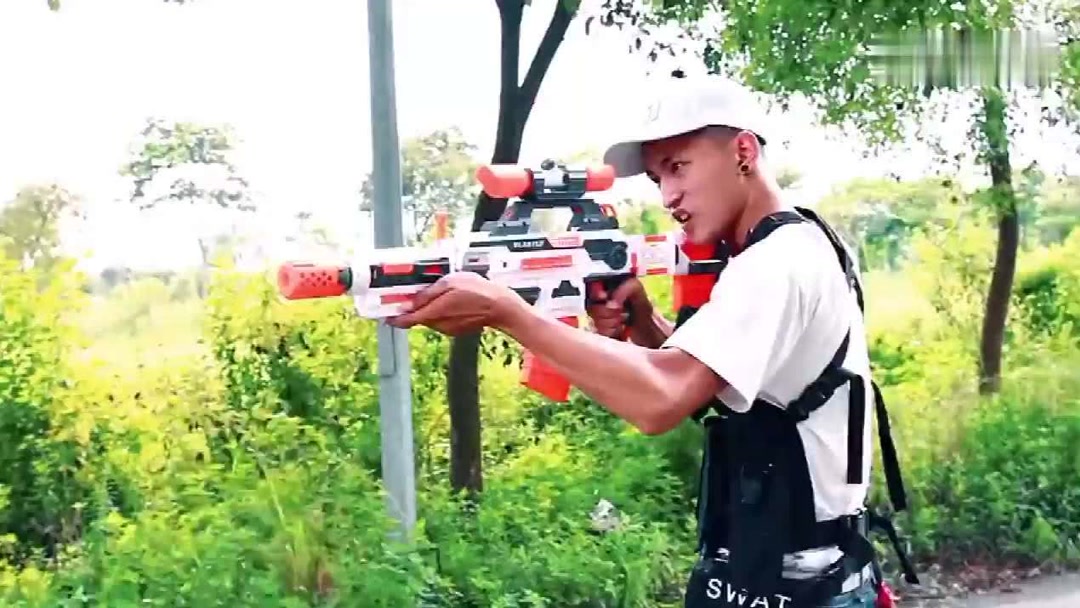 搞笑CS枪战-美女敌营逃脱,队友前来救援秒敌阵