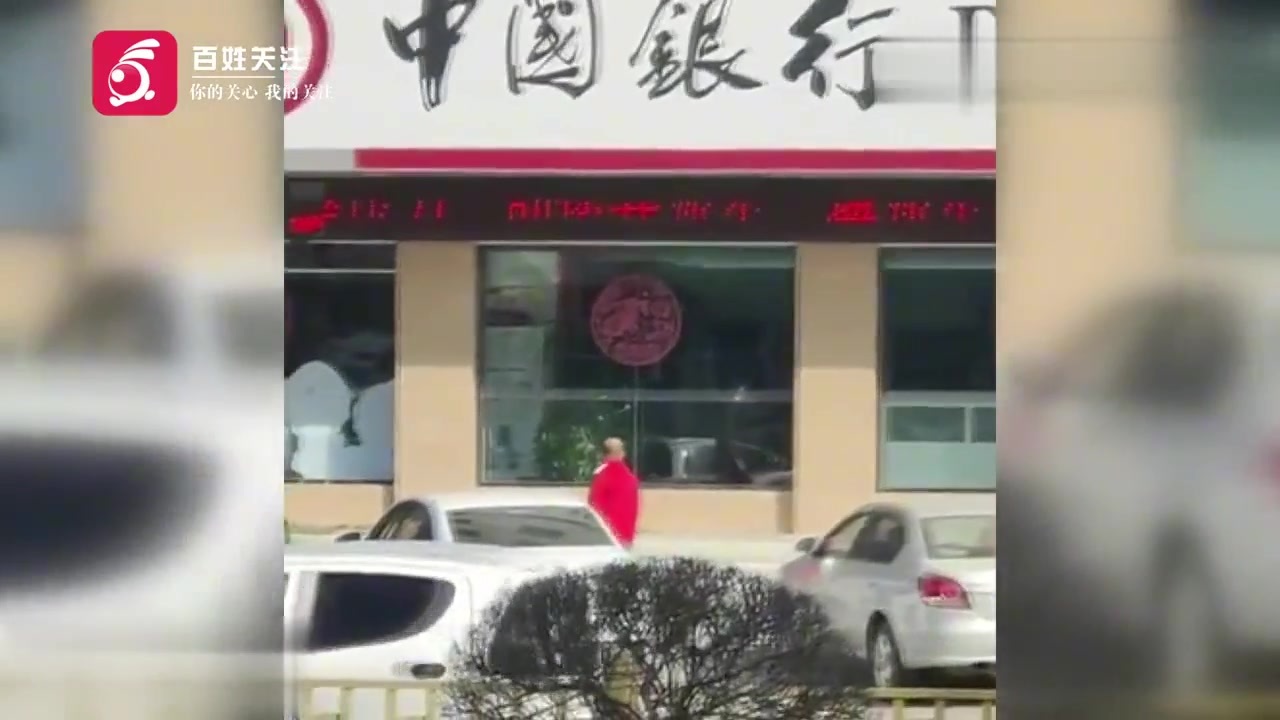山西一男子扔大石块砸银行玻璃被制服目击者:边砸边喊要上新闻