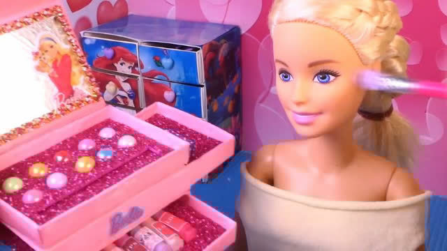 芭比娃娃的迷你化妆盒、化妆用品一应俱全