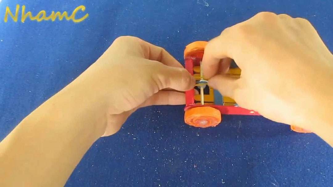 儿童玩具 用冰棒棍制作橡皮筋动力车