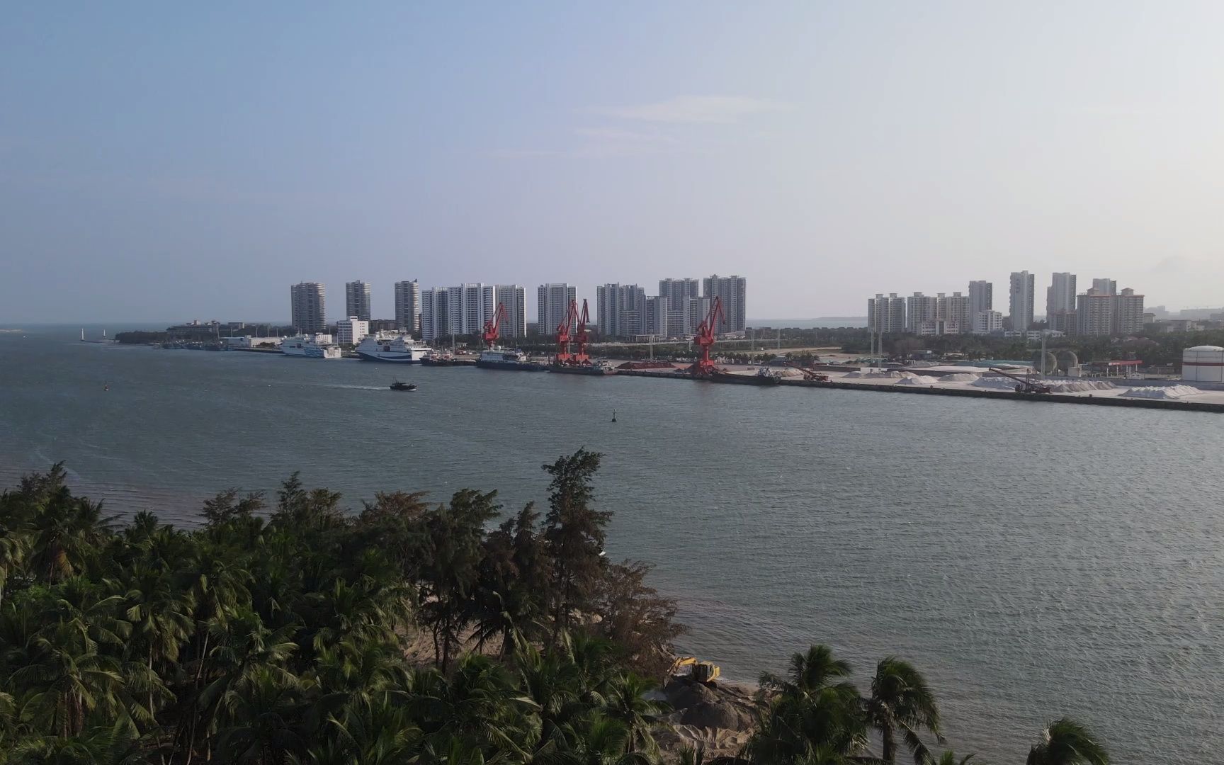 在文昌清澜港海边发现一座古塔,像一支笔直耸云间,听说是个风水塔