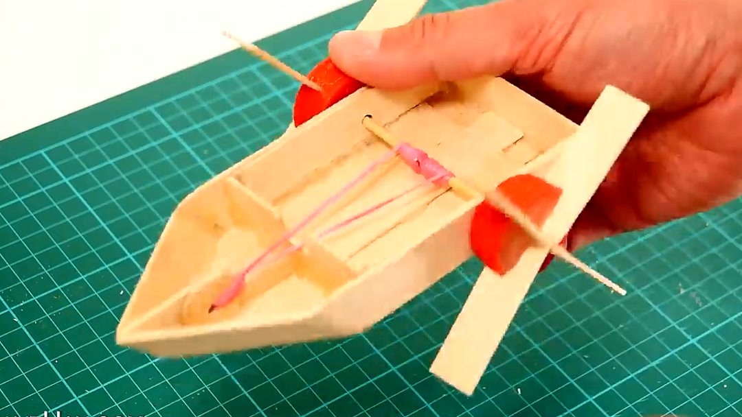 制作简易双螺旋浆小船,太有创意了