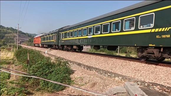 广州至昆明K365次列车鸣笛经过广茂铁路阳春县境内