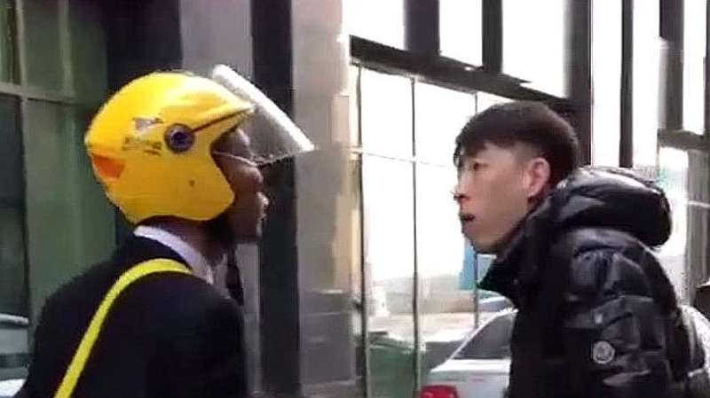 外卖小哥说出自己的服务宗旨后,顾客傻眼了,墙都不扶就服你!