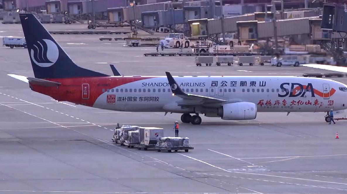 山东航空B737-800在关西国际机场06R跑道起飞