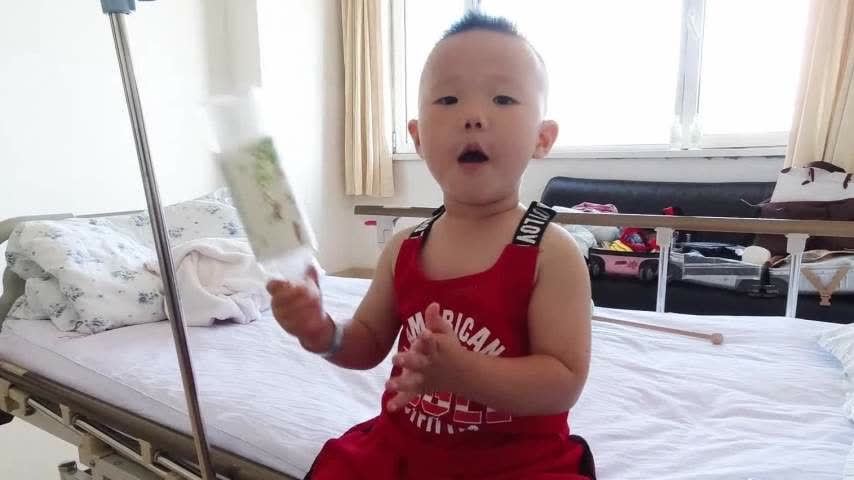 宝宝说不怕打针,3岁的孩子懂事的让人心疼,第1次在医院病房吃饭
