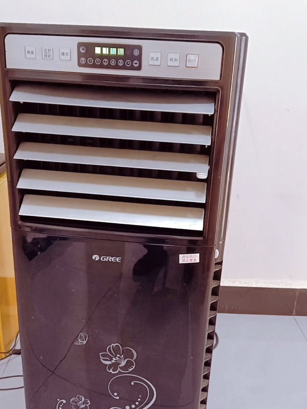 运行起来声音呜呜大的格力空调扇。