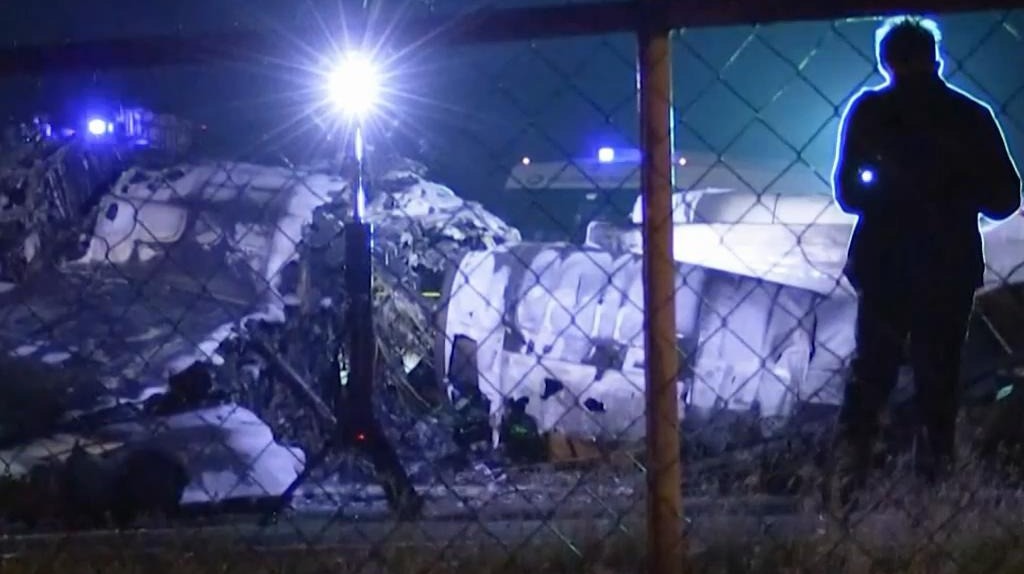 菲律宾坠毁医疗救援飞机无人生还 现场浓浓黑烟直冲上空