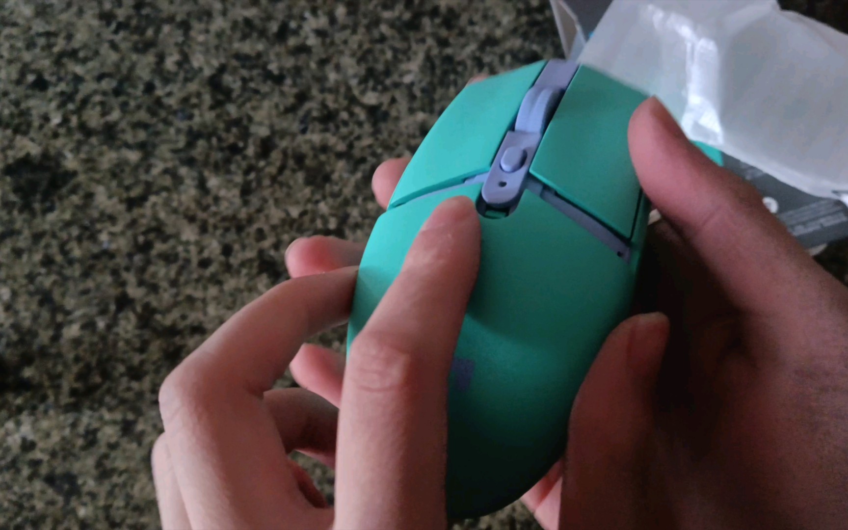 第一次拥有无线鼠标!罗技G304绿色“迷你版”慢节奏开箱上手抚摸。