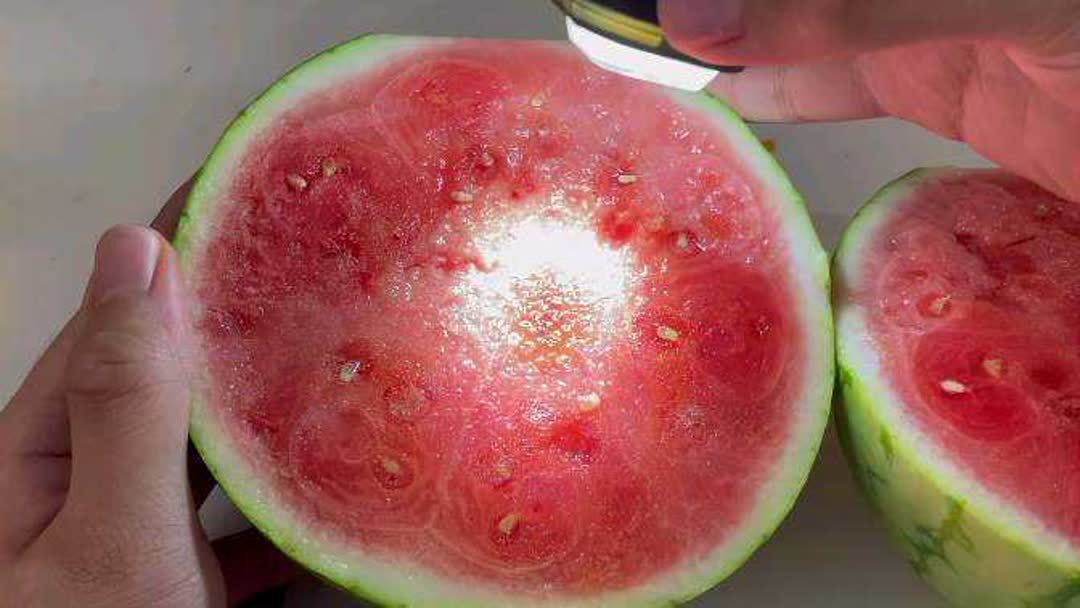 3.99美元的红翡翠原石开出来是什么效果？