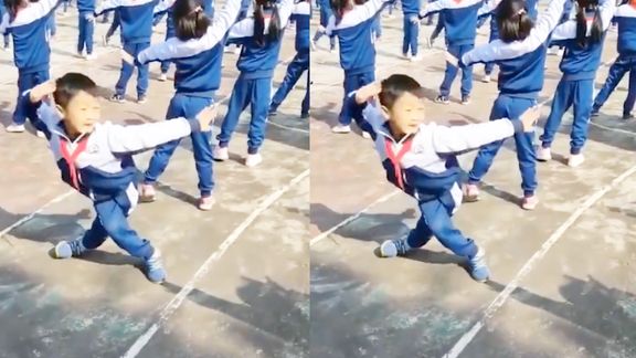 班级队伍最后的小学生,课间操一响就玩疯了,网友:奶奶带大的?