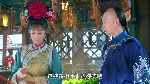 新还珠格格:桂嬷嬷让紫薇剁辣椒,不料人缘太好,太监齐上阵帮忙