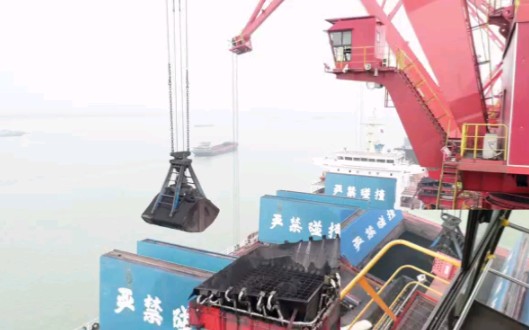 新型门机漏斗抑尘装置