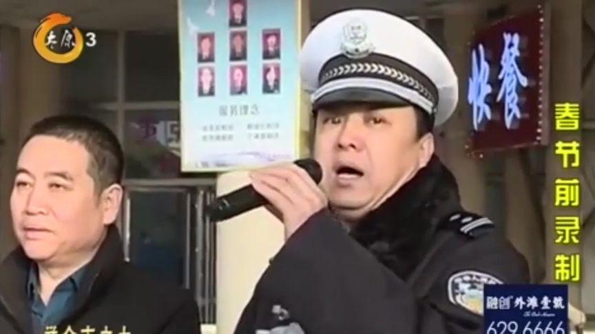 太原:交警走进太原东客站,为乘客发放宣传单,开展交通安全宣传