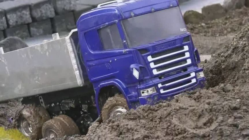 遥控模型卡车-陷在了泥坑里-还能开出来么-精致的传动轴
