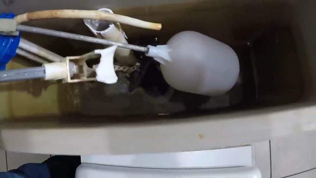 马桶漏水不要慌,维修工教你一招搞定,太实用了