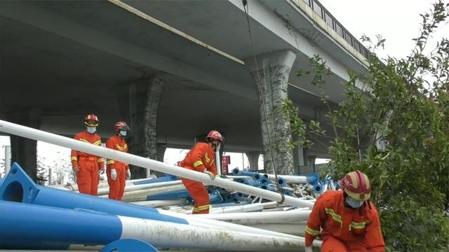 广西一施工人员被压路灯杆堆下,消防冒雨3小时成功营救