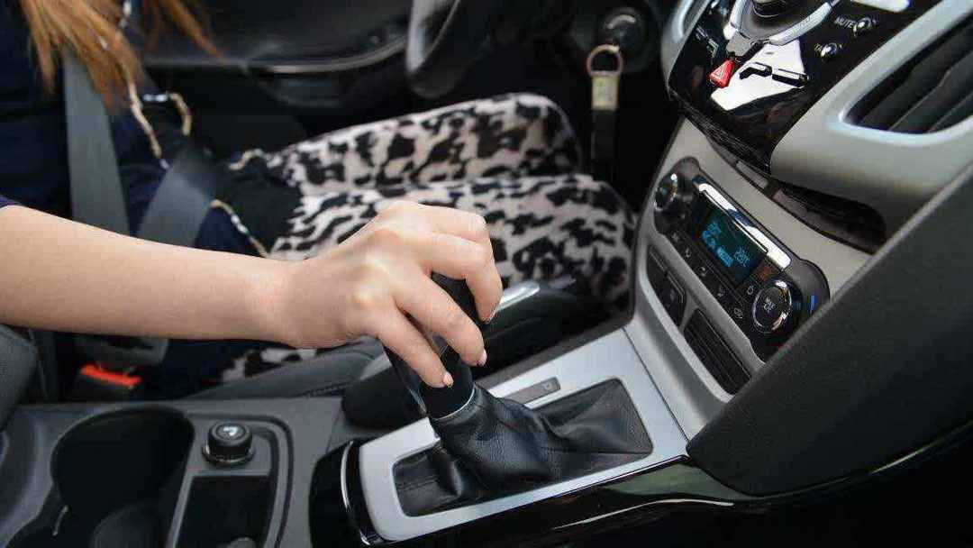 新手司机必看,这才是正确的自动挡车起步方法,别再被伪理论忽悠