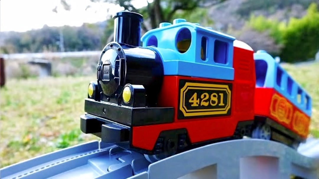 小火车和小汽车们在公园积木轨道上运行