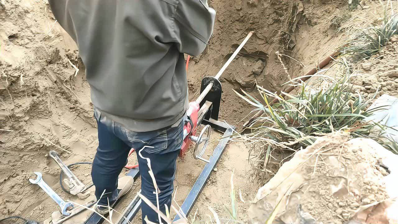 市政管网铺设自来水管道,10多米路面下人工操作穿管