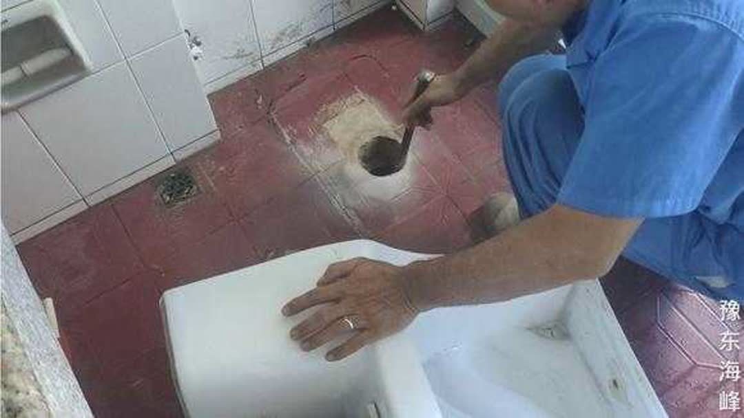 马桶底部渗水发霉?使用多年很想从装一次?看师傅如何清理安装