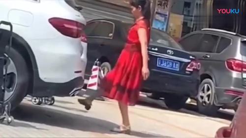 感应电尾门有多坑?两个女子轮番上阵,在大街上太尴尬了!